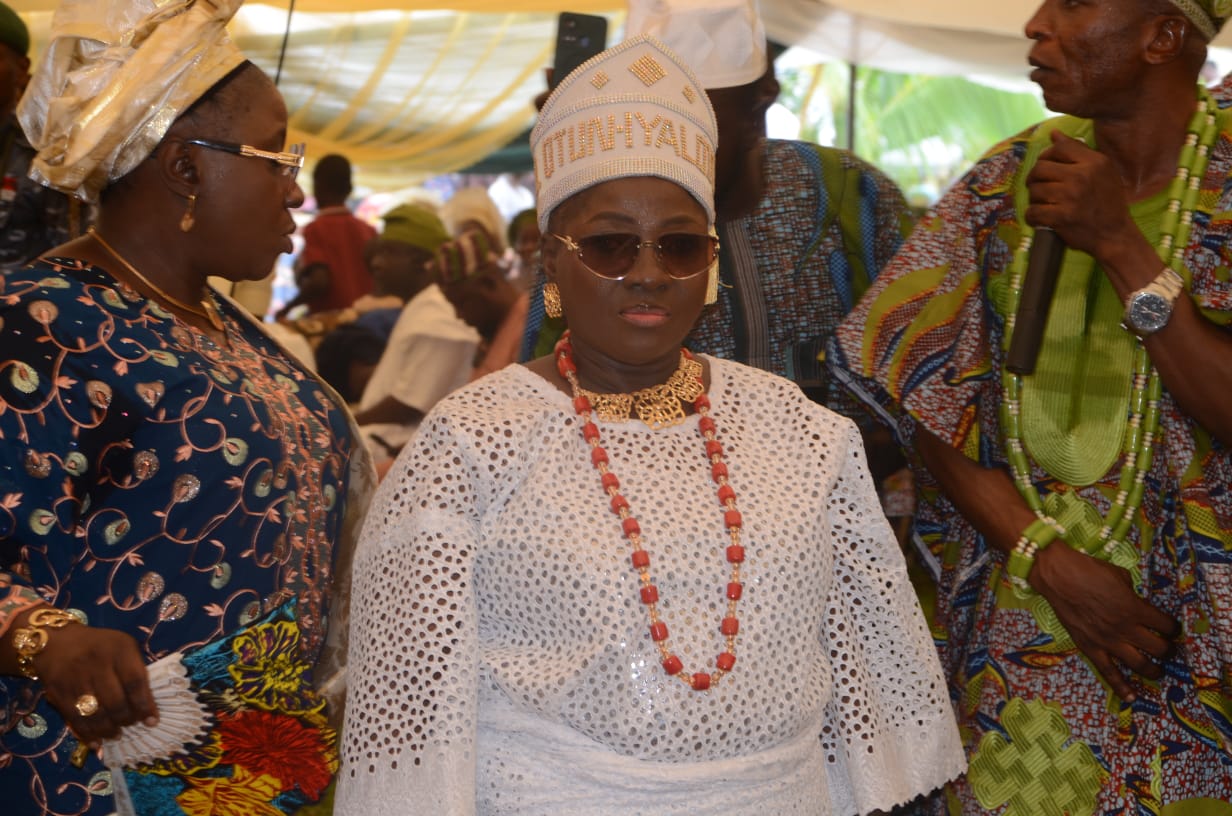 Olomu Of Omu-Aran, Oba Adeoti Installs Alhaja Moriam Sanni Nee Owolewa ...